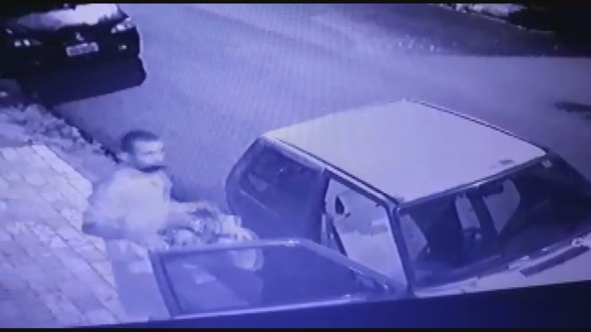 VÍdeo Câmeras De Segurança Flagram Homem Arrombando E Furtando Carro