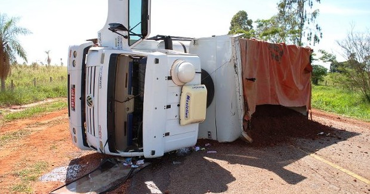 G1 - Caminhão tomba em rodovia de MS e congestiona trânsito por 3 horas - notícias em Mato ...