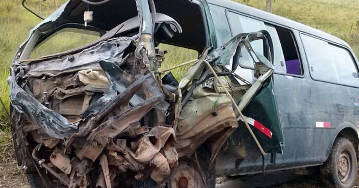 G1 - Acidente entre van e caminhonete deixa três feridos na BR-459 ...