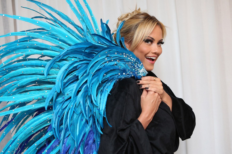 Ellen Rocche desfila sob olhares de namorado 'paparazzo': 'Somos ...