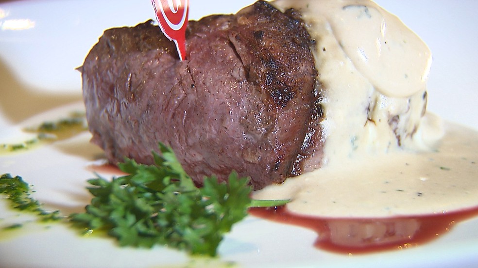 Aprenda como fazer receita de filé ao molho de queijo com legumes ...