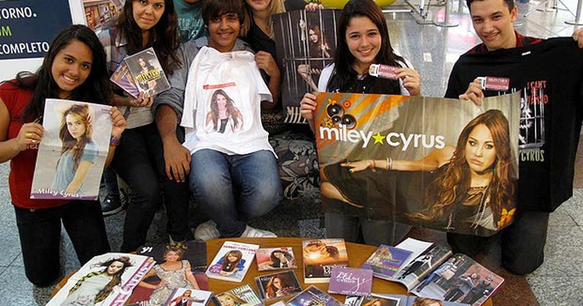 G1 - Fãs prometem bigodes e rosas para show de Miley Cyrus no Rio ...