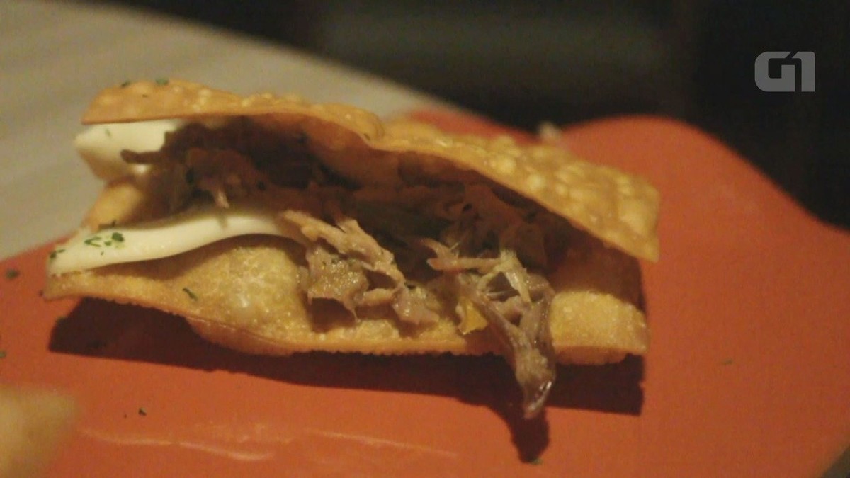 Pastel aberto de pernil é diferente e surpreende de tão crocante ...