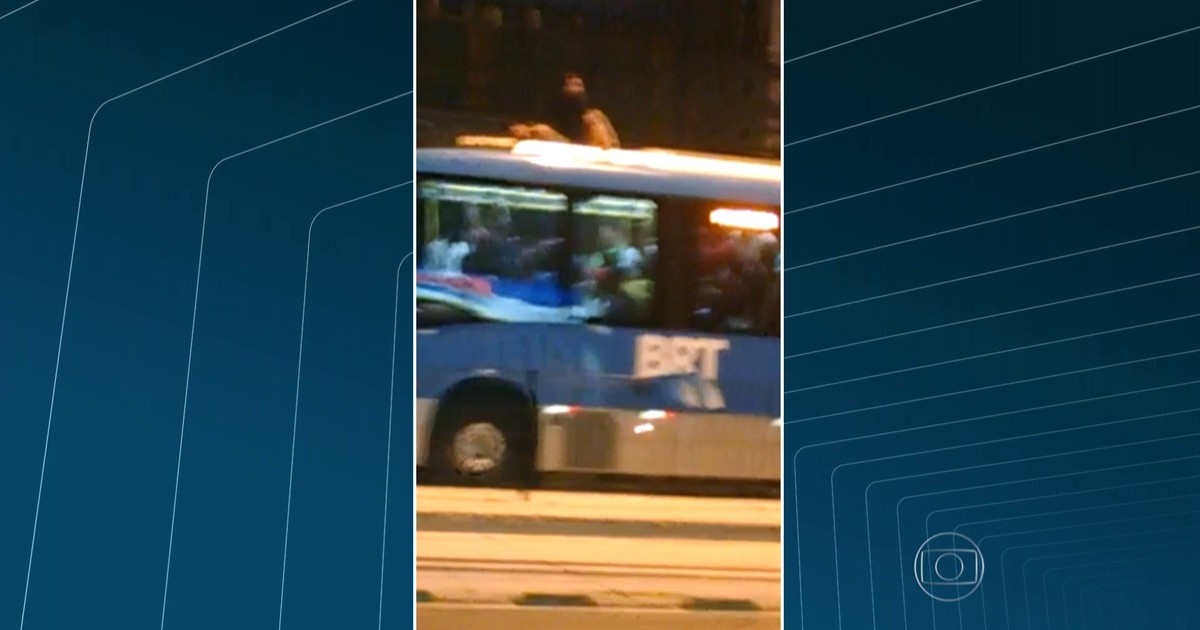 G1 - Homens são flagrados viajando em teto de ônibus do BRT no Rio ...