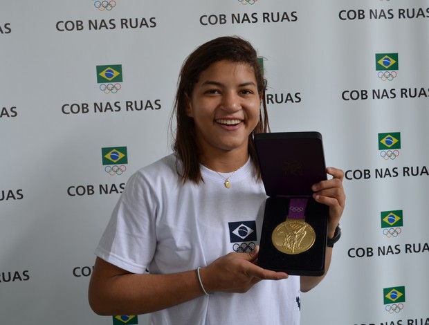 AP recebe visita da campeã olímpica Sarah Menezes | globoesporte.com AP recebe visita da campeã olímpica Sarah Menezes | globoesporte.com