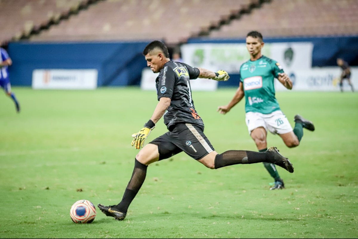 Destaque do São Raimundo-AM, Matheus Melo revela desconforto estomacal ...