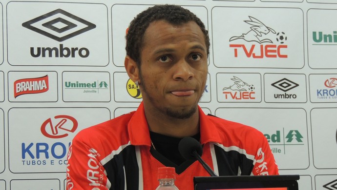 William Henrique veste camisa e se coloca como “soldado” do Joinville