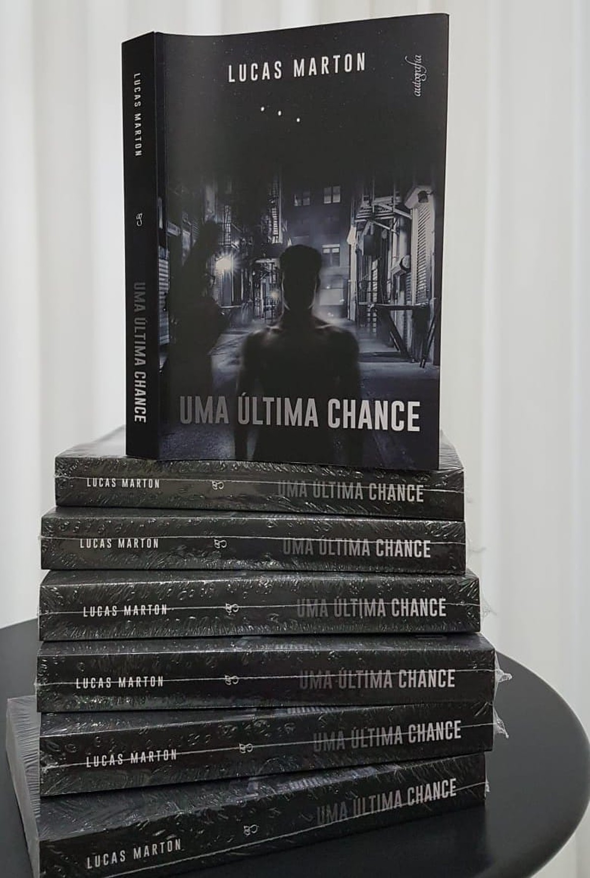 Fruto do interesse por suspense e investigação, engenheiro químico ...