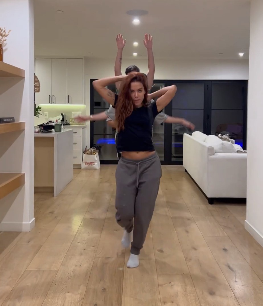 Sem jet lag, Anitta improvisa mini clipe com amigos ao som de 'Versions ...