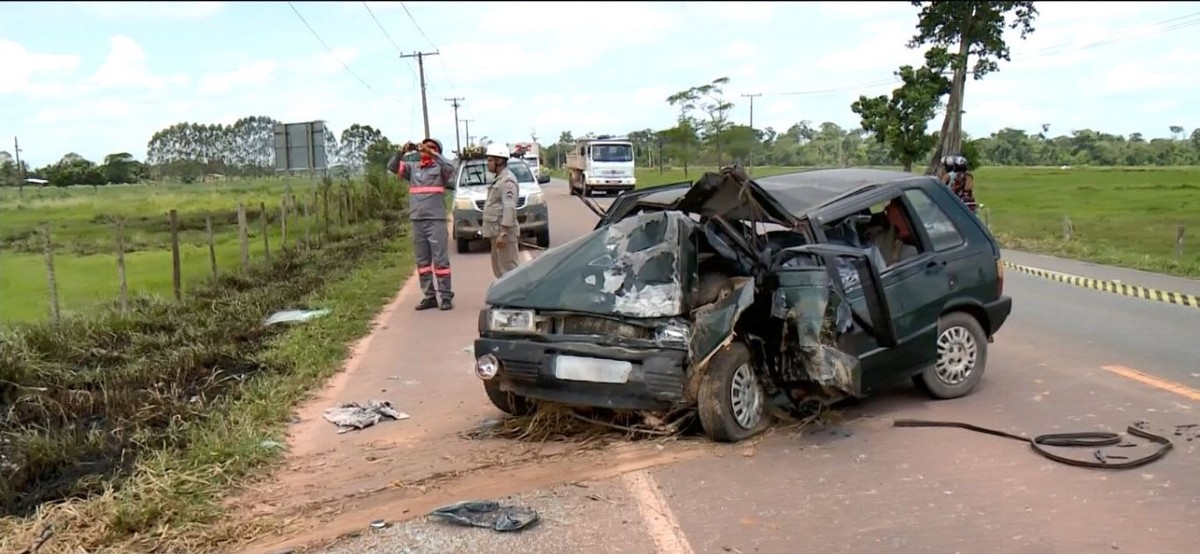 Idoso morre após bater carro em poste na ES-248, em Linhares | Espírito Santo | G1
