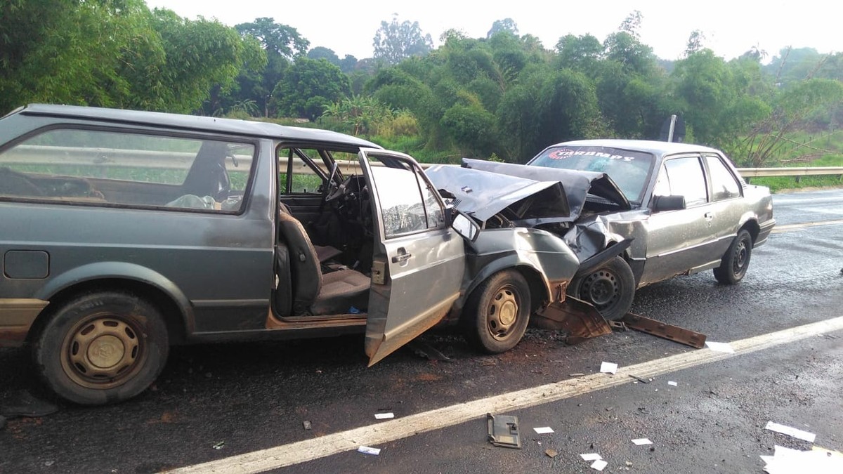 Batida de frente entre dois carros deixa 4 pessoas feridas na MG-050, em Passos, MG | Sul de ...
