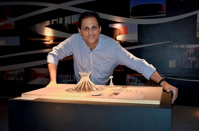 Bisneto de Oscar Niemeyer presta homenagem ao arquiteto | Ancelmo - O Globo