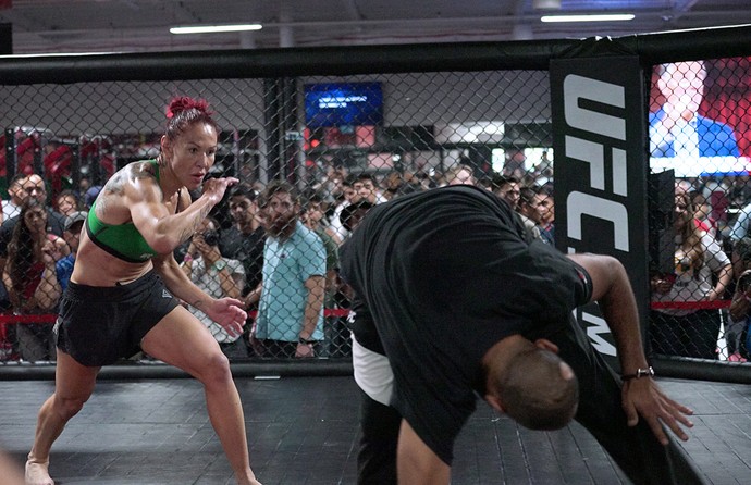 Brazilian Day: Cyborg joga capoeira e samba em treino do UFC na Califórnia