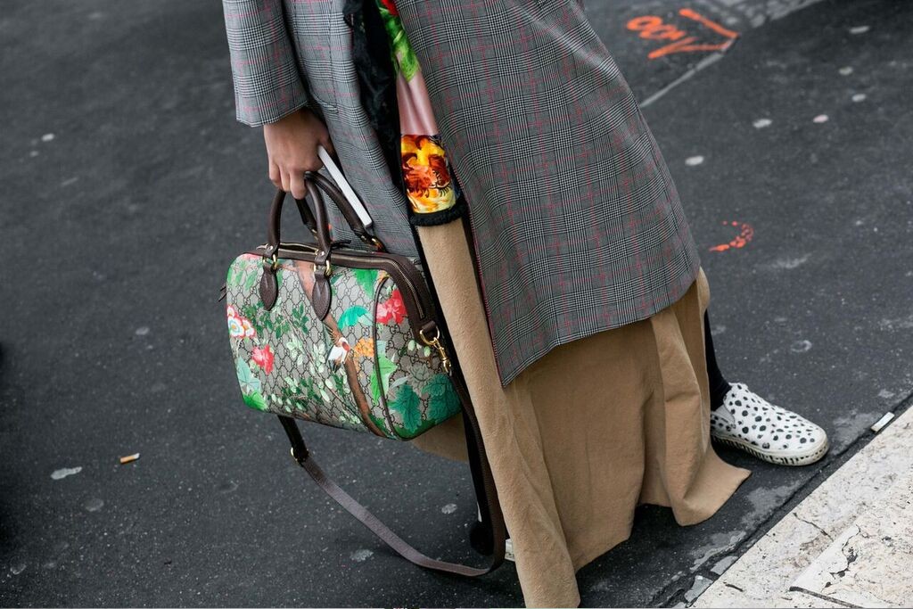 Street style: cores lavadas adocicam as ruas da semana de moda de Paris ...