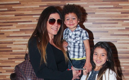 Simony e Sarah Oliveira levam os filhos para espetáculo infantil em São ...