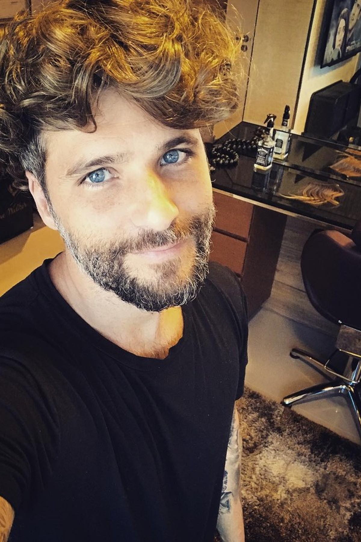 Bruno Gagliasso posa com peruca e fã comenta: "Até feio é bonito ...