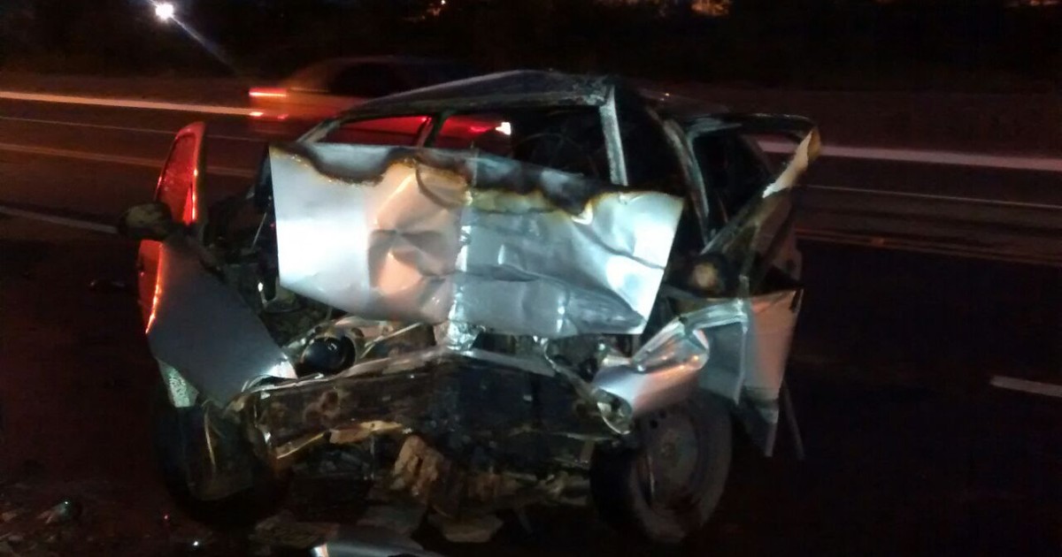 G1 - Carro bate em muro, pega fogo e motorista morre carbonizado no ES - notícias em Espírito Santo