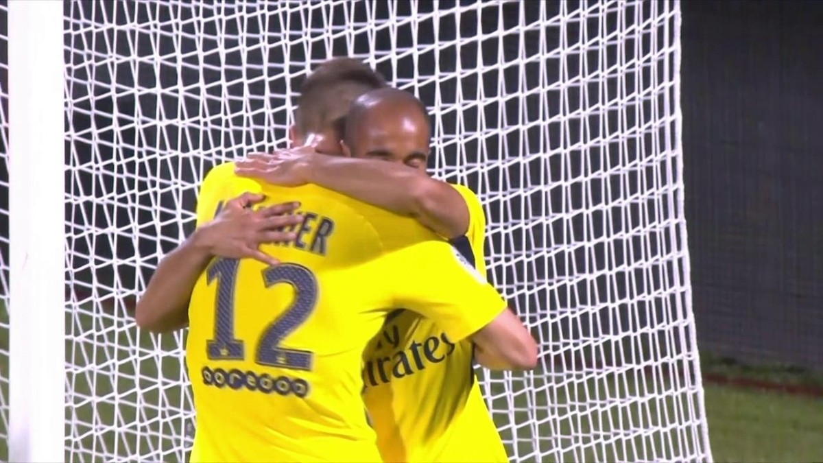 Lucas comemora gol em sua estreia na temporada e ressalta alto nível do ...