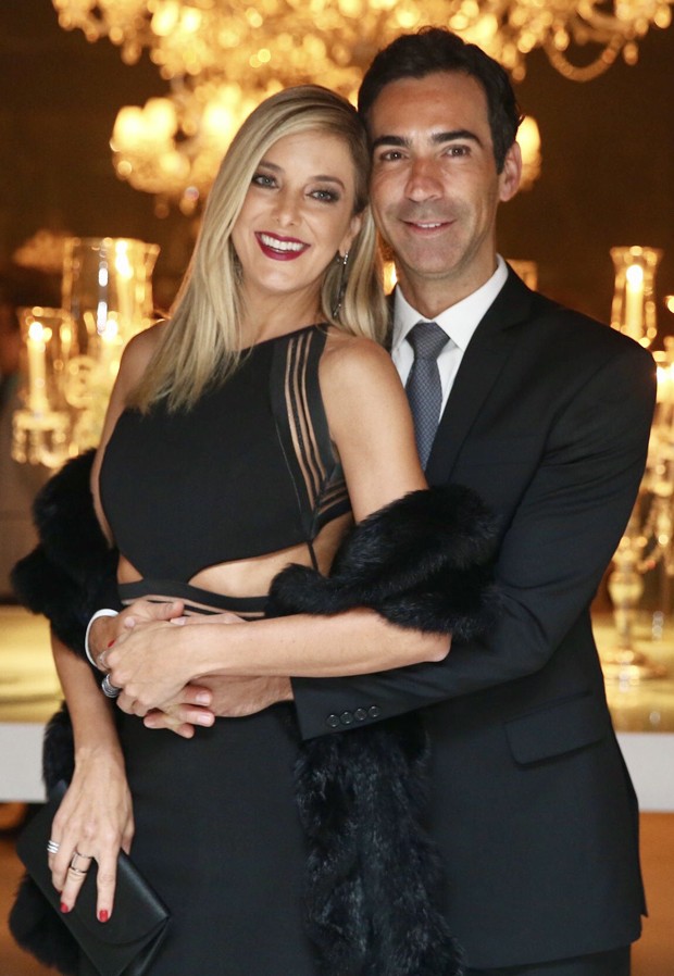 Após reatar namoro, Tici Pinheiro e César Tralli vão a evento: Após reatar namoro, Tici Pinheiro e César Tralli vão a evento: