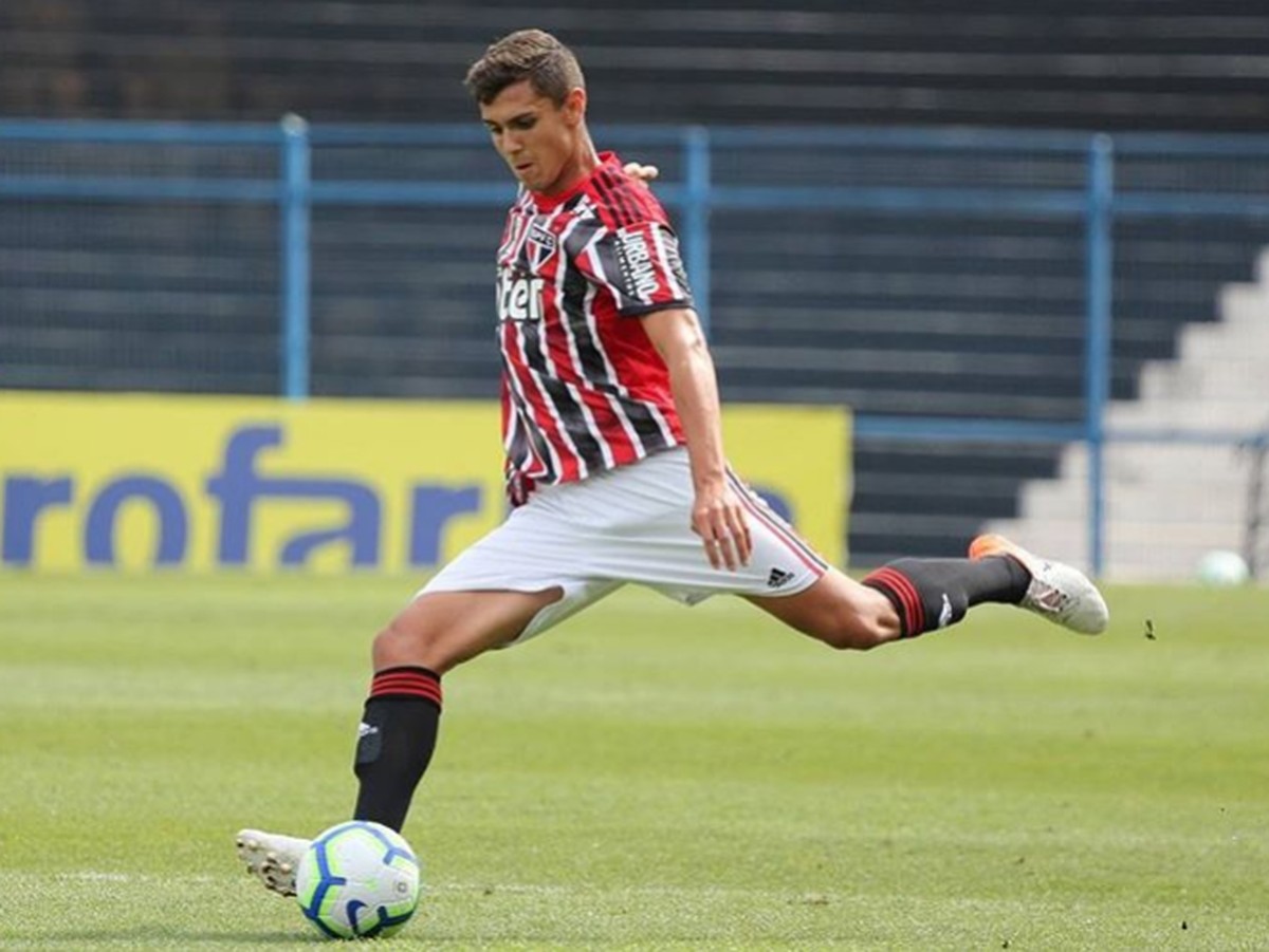 Athletico chega a acordo e acerta por cinco anos com zagueiro Lucas ...