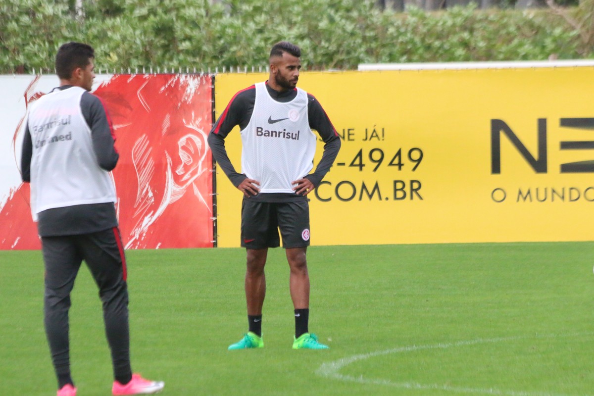 Após ser rebaixado ao sub-23 do Inter, Alex Santana pode voltar ao ...