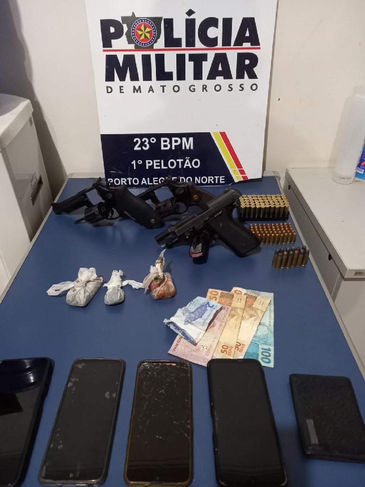 Quatro Homens São Presos Por Porte Ilegal De Arma De Fogo Com 112