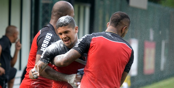Aniversariante, Denilson tenta escapar de ovada no São Paulo, mas...