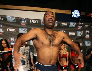 Aos 50 anos, veterano Maurice Smith volta ao MMA com vitória por ...