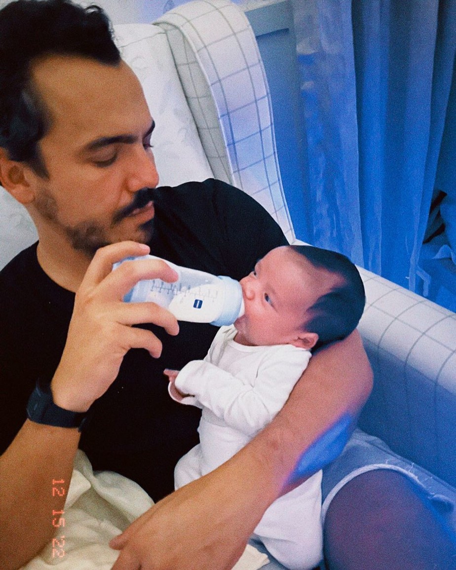 Pugliesi Brinca Com Semelhança Entre Marido E Filho Mamadeira Para Ele Mesmo Entretenimento