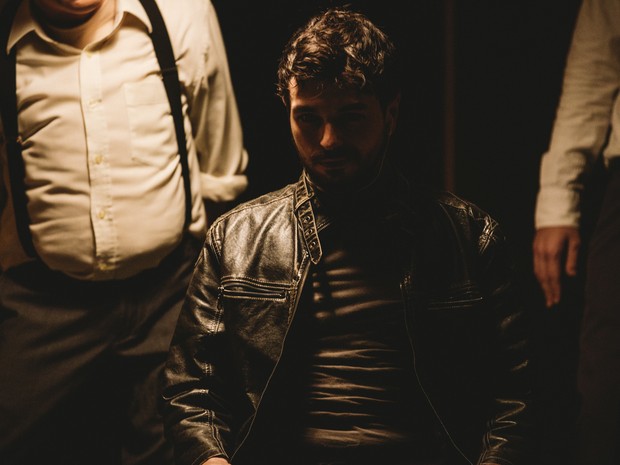 G1 - Espectadores usam fones de ouvido em drama policial em cartaz no ...