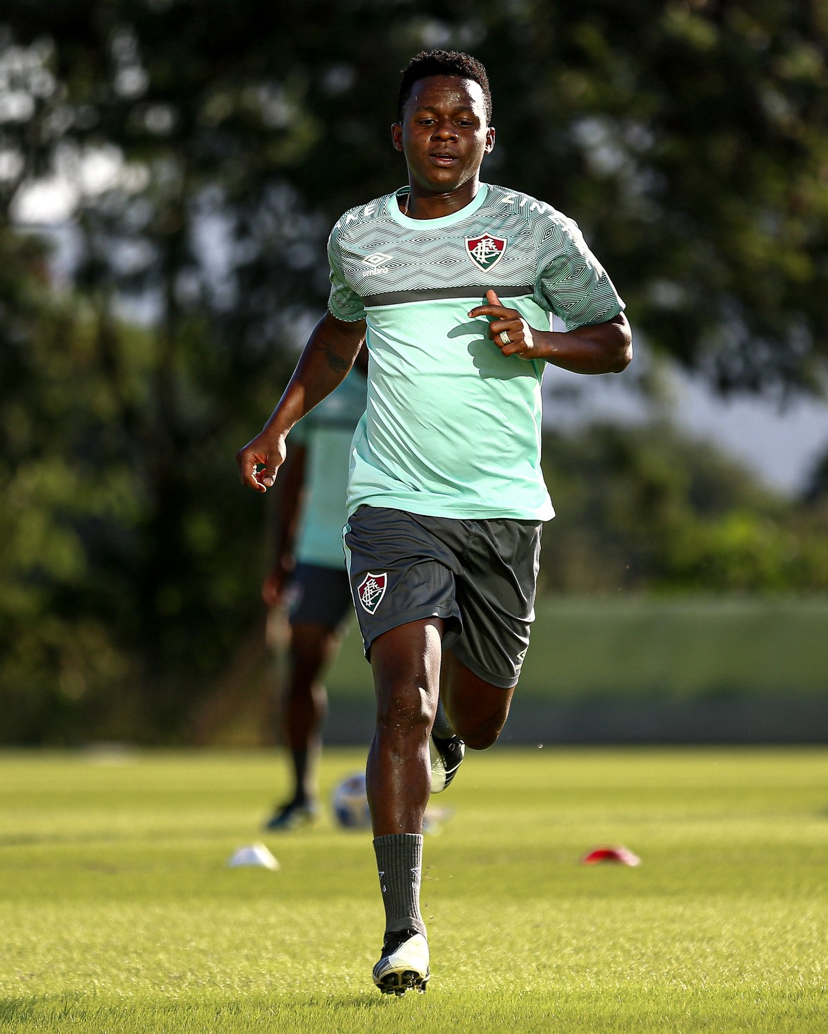 De volta do Equador, Cazares se reapresenta ao Fluminense e fica à ...