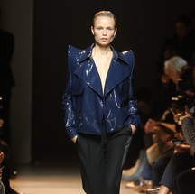 Mugler passeia em seu habitat natural com inverno 2018 oitentista ...