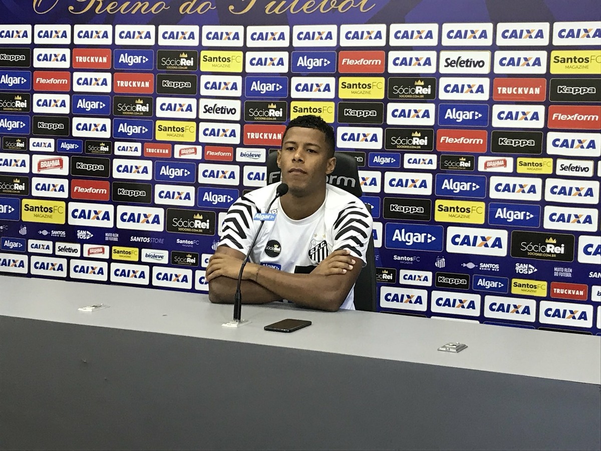 Arthur Gomes pede foco no Brasileirão: "Começar ganhando" | santos | ge