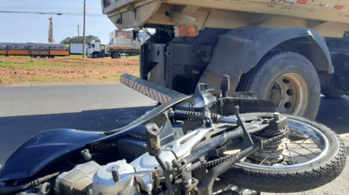 Motociclista fica ferido em Araraquara após bater contra traseira de caminhão | São Carlos e ...