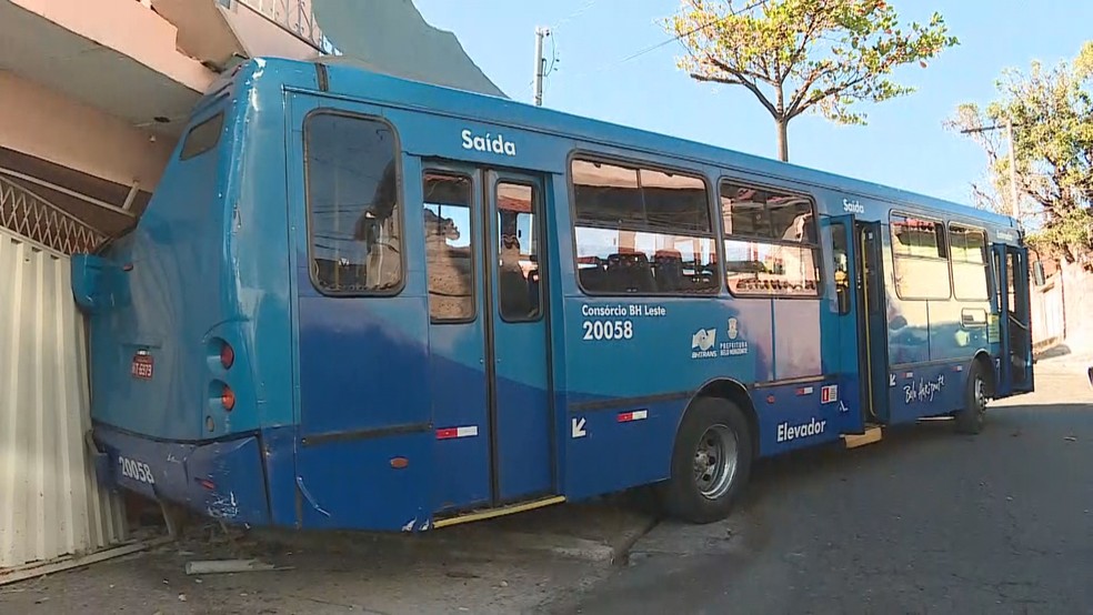 Ônibus sem motorista desce rua, bate em carro e casa e deixa feridos em BH | Minas Gerais | G1