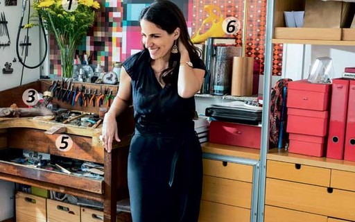 Designer Camila Sarpi mistura ferramentas e flores em ateliê em casa ...