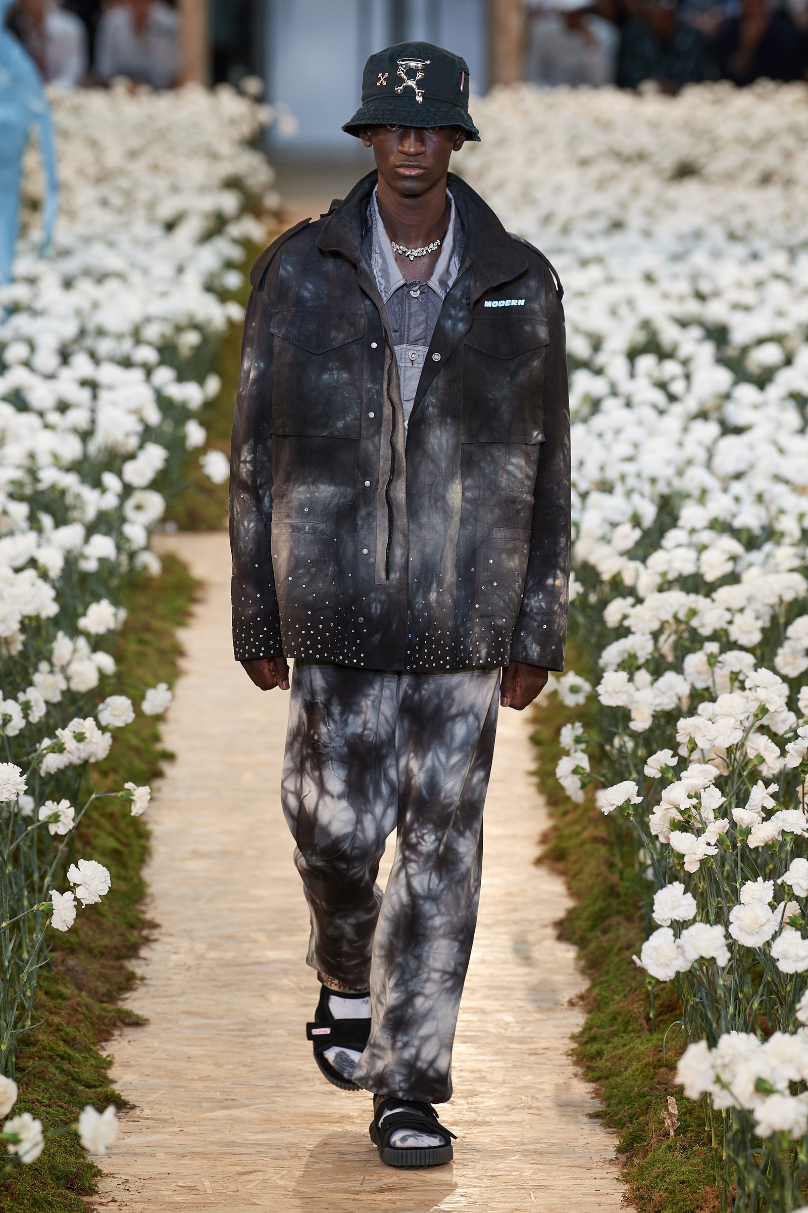 Off-White atualiza o streetwear com collab com o artista Futura | Moda ...