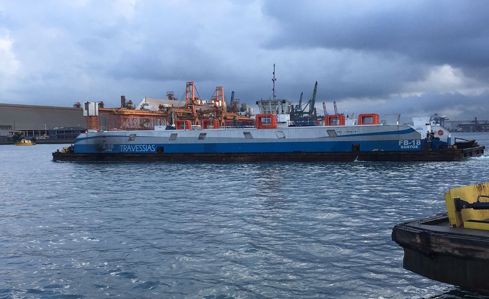 Após colisão de navio com balsas, travessia deve ter tempo de espera ...