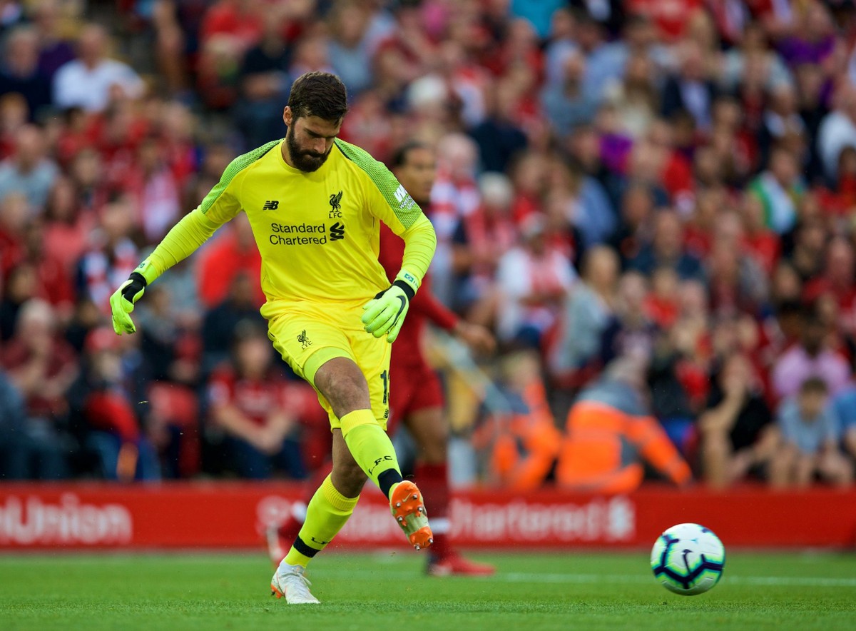 Estreia de Alisson em Anfield tem palmas a cada toque e ovação de pé na ...