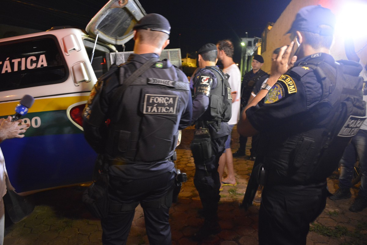 Jovem Aponta Arma Para Pessoas Em Festa E é Baleado Por Policial