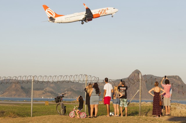 Apesar da crise, tem mais gente voando de avião no Brasil este ano ...