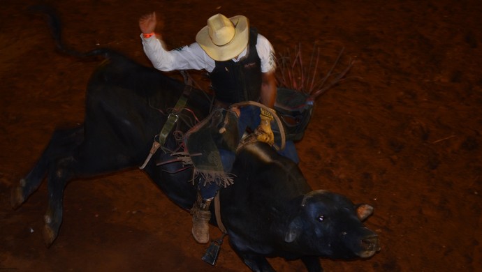 Peão do Rio Branco leva o prêmio principal do rodeio em Cacoal ...