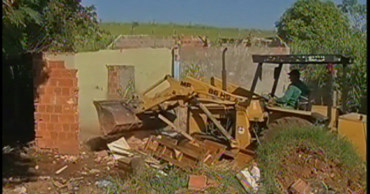 G1 - Moradores desocupam casas na favela do Linhão em Marília ...
