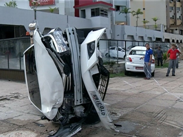 G1 - Táxi avança sinal e provoca acidente, na Doca - notícias em Pará