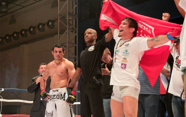 Ronys Torres celebra o cinturão e desconversa sobre retorno ao UFC ...