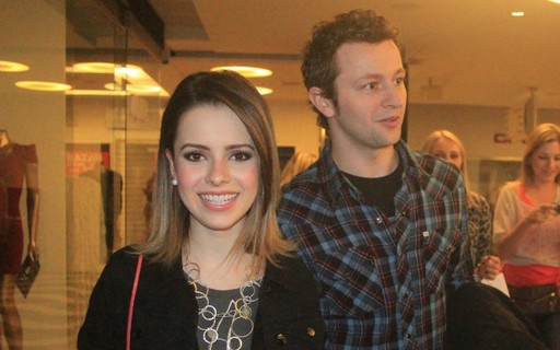 Sandy vai ao teatro acompanhada do marido, Lucas Lima - Quem | QUEM News