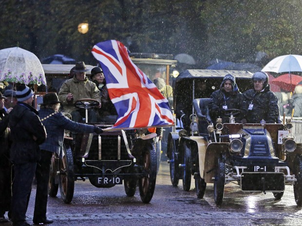 G1 - Ingleses promovem corrida com carros centenários em Londres ...
