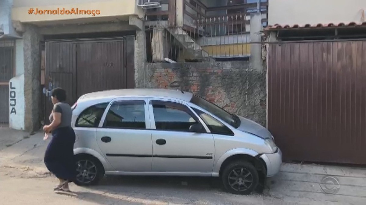 Motorista esquece freio após estacionar e carro atropela idosa e menina em Porto Alegre, diz BM ...