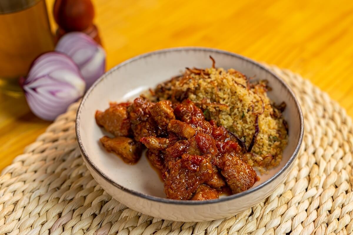 Picadinho de filé mignon suíno com farofa crocante | Receitas Sadia ...