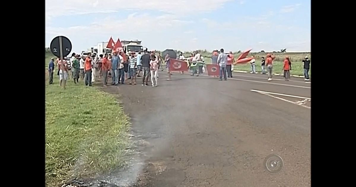 G1 - Integrantes do MST fecham trecho de rodovia em Brejo Alegre, SP ...